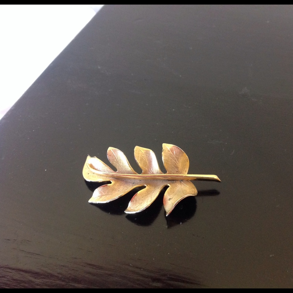Vintage Giovanni Gold Leaf Brooch Pin - Gem